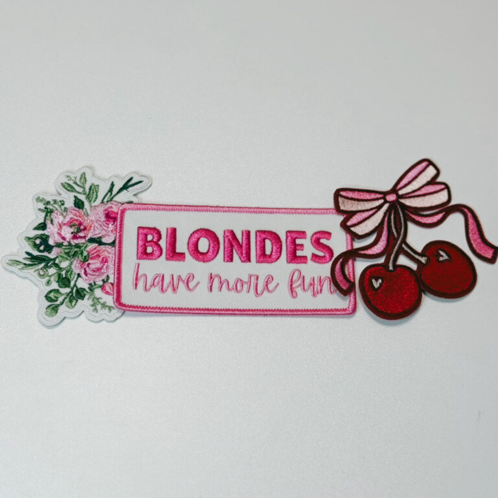 Patch thermocollant floral brodé de 7,6 cm pour chapeaux en vente B2B ...