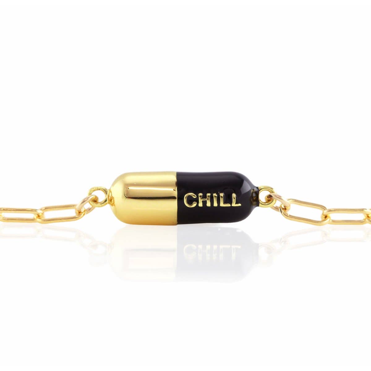 Chill Pill Charm Armband aus 18 Karat Vermeil Gold Anhanger aus Sterlingsilber mit Goldfullung Gezogene Kabelkette aus Sterlingsilber mehrere Farben Karabinerverschluss nickelfrei Versand aus CA im Gr...