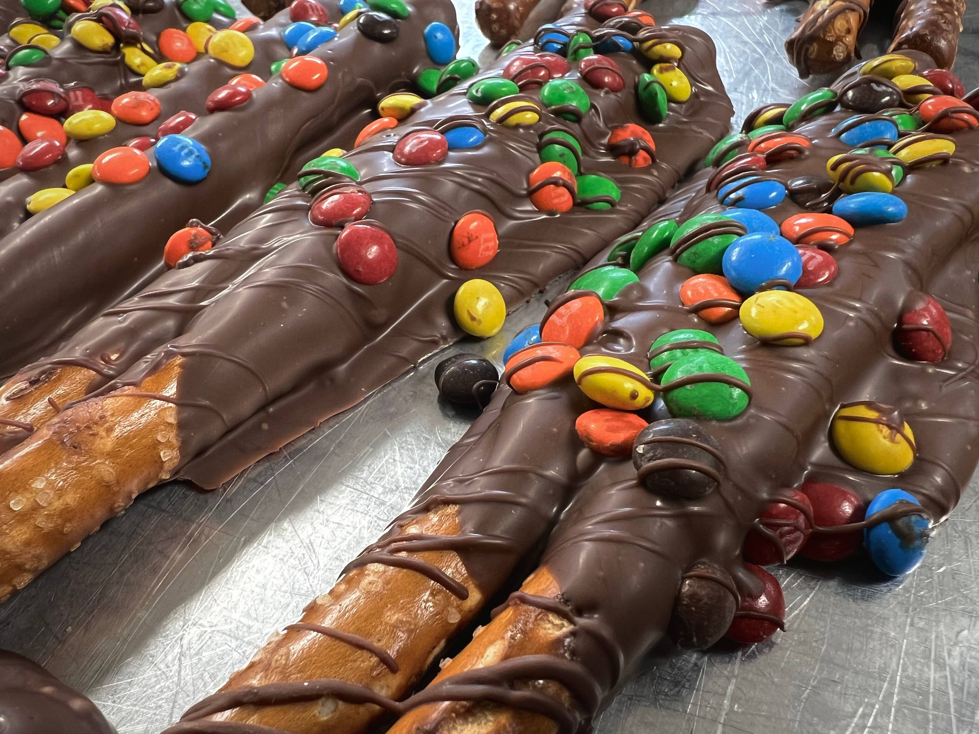 Wholesale Pretzel 🥨 Rod NEW DUO w/ Milk Chocolate Drizzle M&M’s 2PK for ...